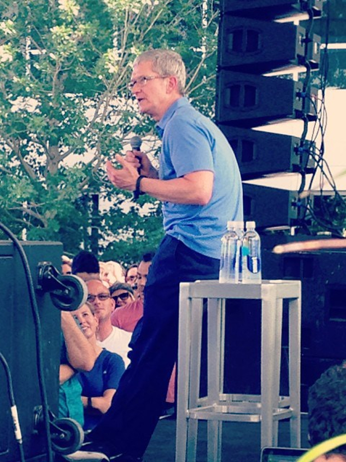↪ Tim Cook e Eddy Cue visitam o novo campus da Apple em Austin, no ...