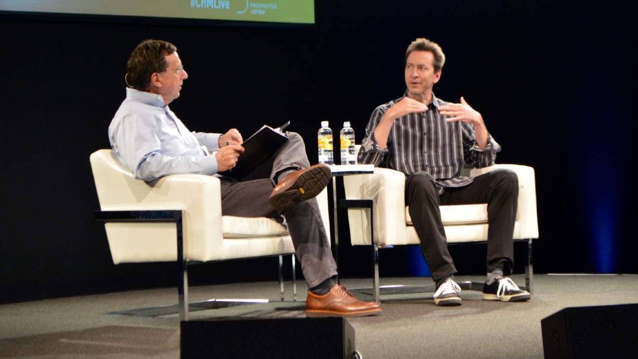 De acordo com Scott Forstall, desenvolvimento do iPhone começou "porque ...
