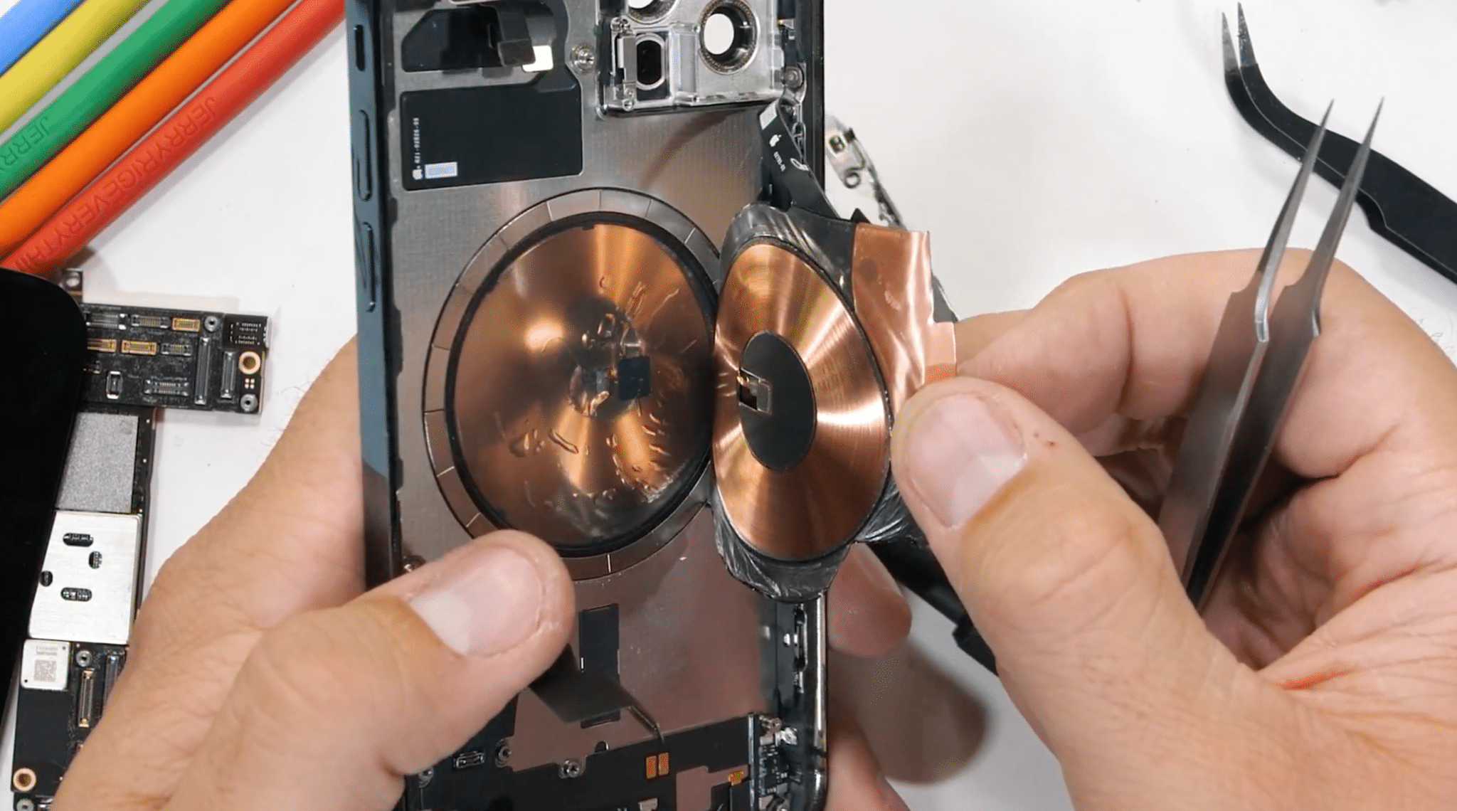 YouTuber mostra toda a glória do MagSafe dentro do iPhone 12 Pro ...