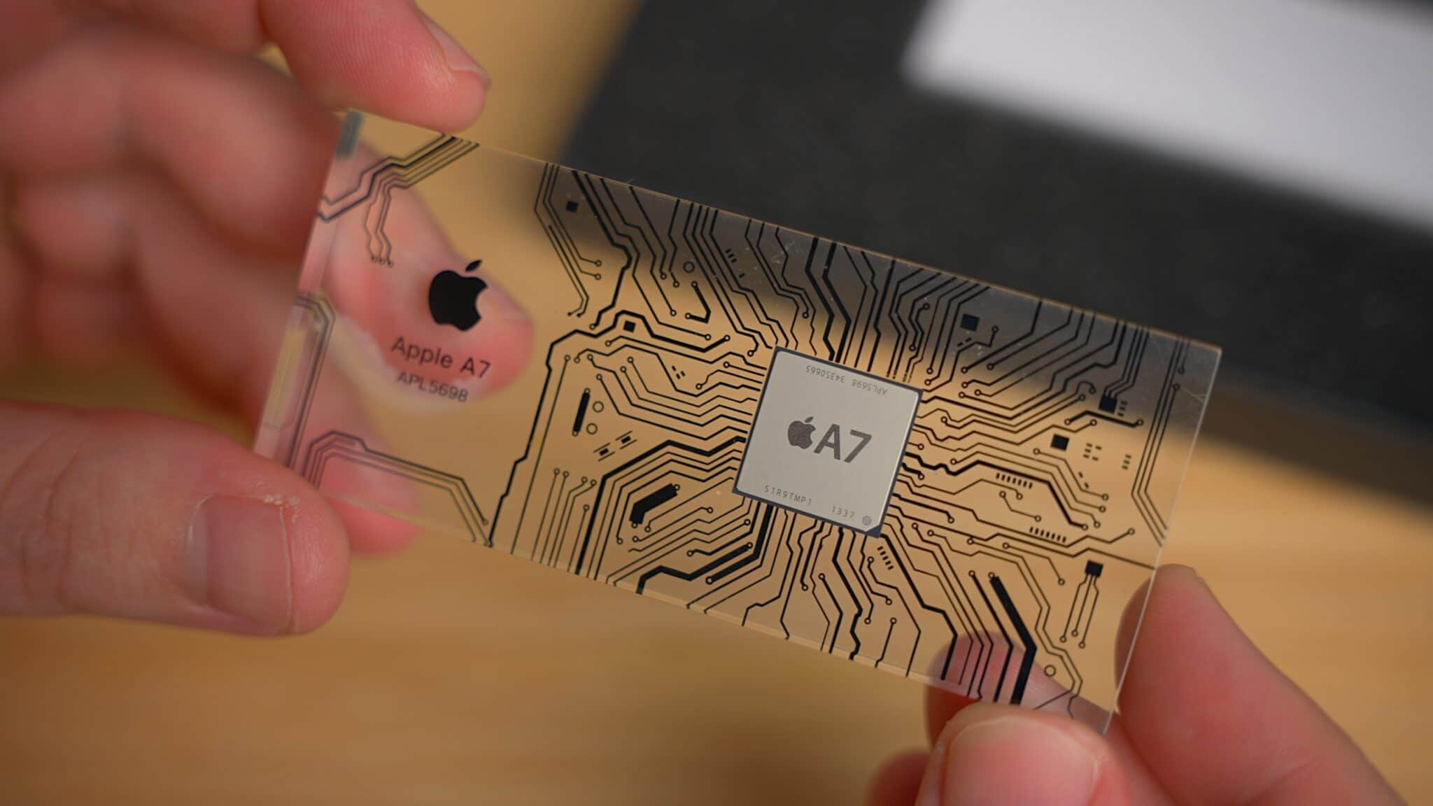 Vídeo: o chip A7 incrustado em acrílico! - MacMagazine