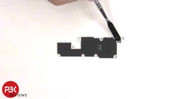 Teardown do iPhone 14 Pro Max mostra interior do aparelho - MacMagazine