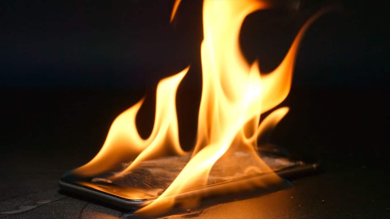 iPhone explode logo após ser deixado em assistência técnica no Sergipe ...