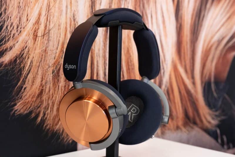 Dyson lança fones OnTrac, com mais de 2 mil opções de personalização ...