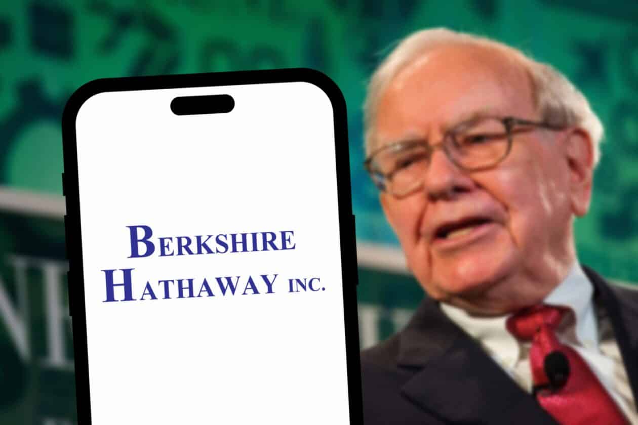 Berkshire Hathaway vende mais ações da Apple e acumula caixa recorde em ...